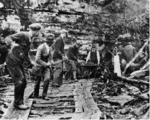 How an explorer stuck in a Kentucky cave for 17 days captured the world ...